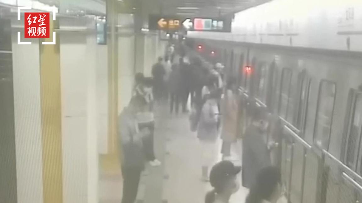 男子翻越上海地铁2号线站台安全门进入线路 经120确认已死亡