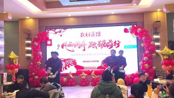 当你享受美味佳肴的时候,有一群厨师在厨房忙碌着!