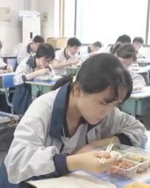 【武汉高三学生这样吃午餐:食堂送餐到教室 一人一桌】5月6日,武汉市...