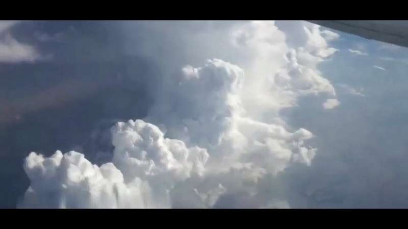 男子坐飞机无意中却拍到不明飞行物视频