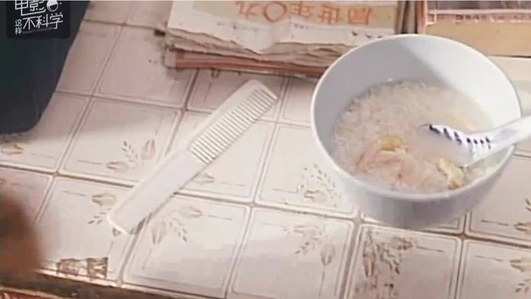 娱乐:小伙模仿电影桥段,拿炒肝和粥当发蜡,看完竟然有些饿