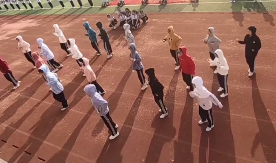 校园运动会开幕式现场,经典的歌曲永不缺席