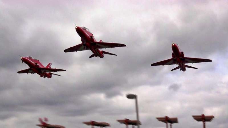 “红箭”飞行表演队低空飞行