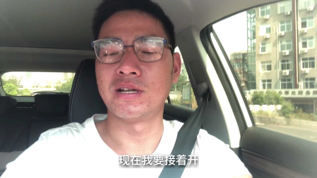 农村小伙第一次开自动挡汽车,摸索了老半天,连手刹在哪都不知道