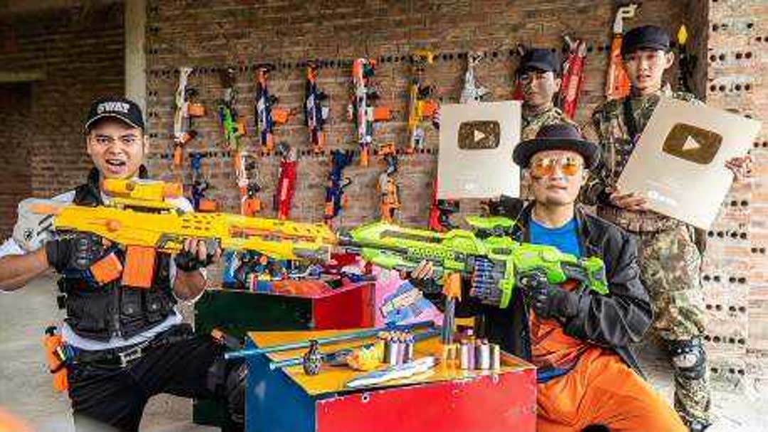 CS真人扮演:特种战士的武器被小伙子偷走了!