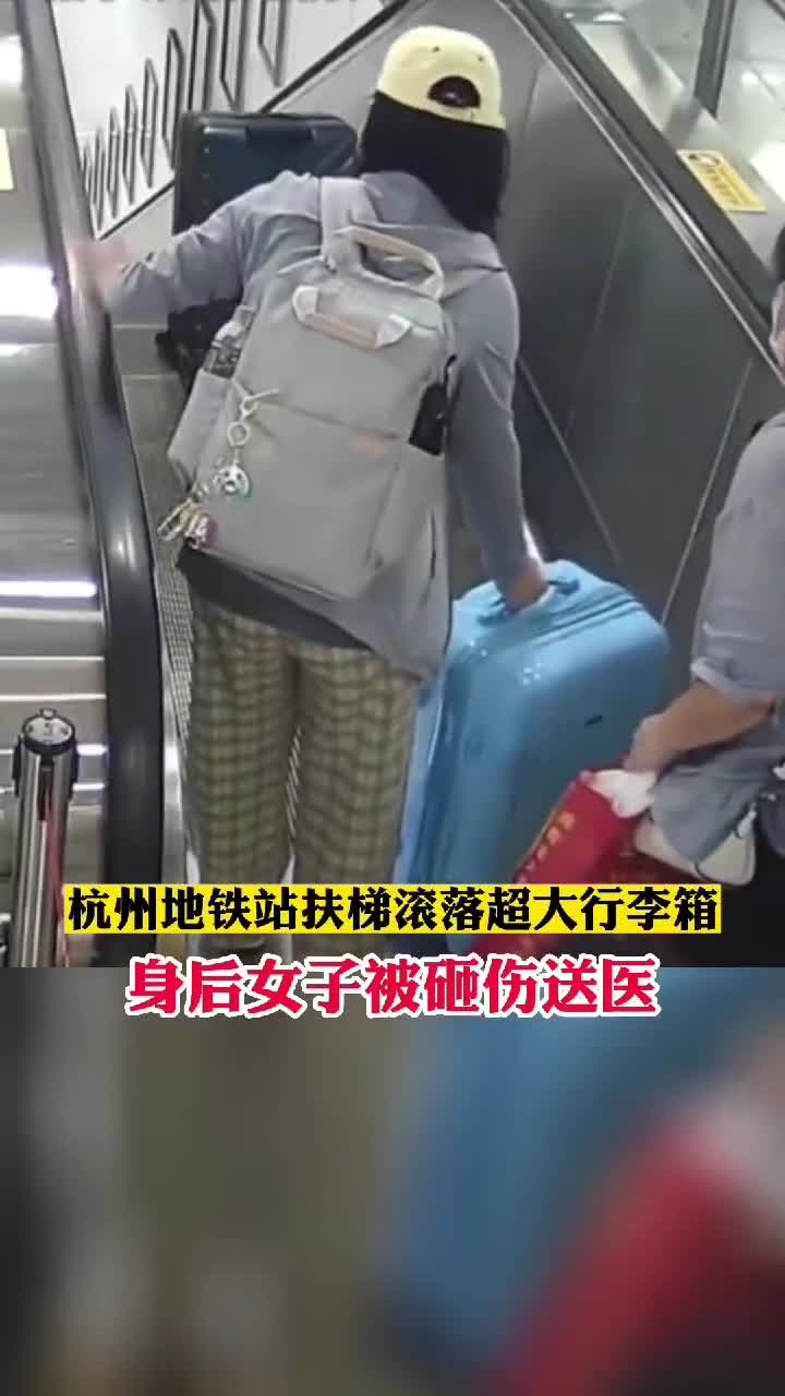小编提醒:携带大件行李乘坐电梯时,请尽量使用垂直电梯