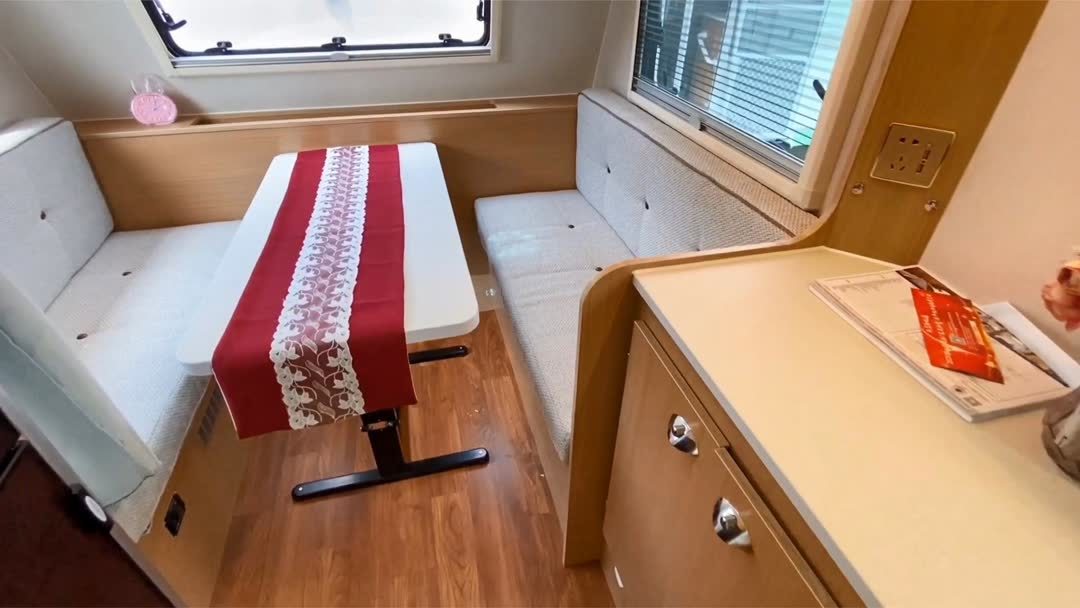 温馨小拖挂房车,功能齐全,想不想拖着去旅行呢