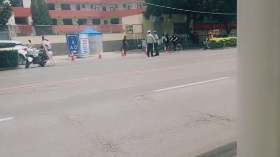 河北衡水开学了“神兽”终于归笼了,往日人山人海的场景不复存在