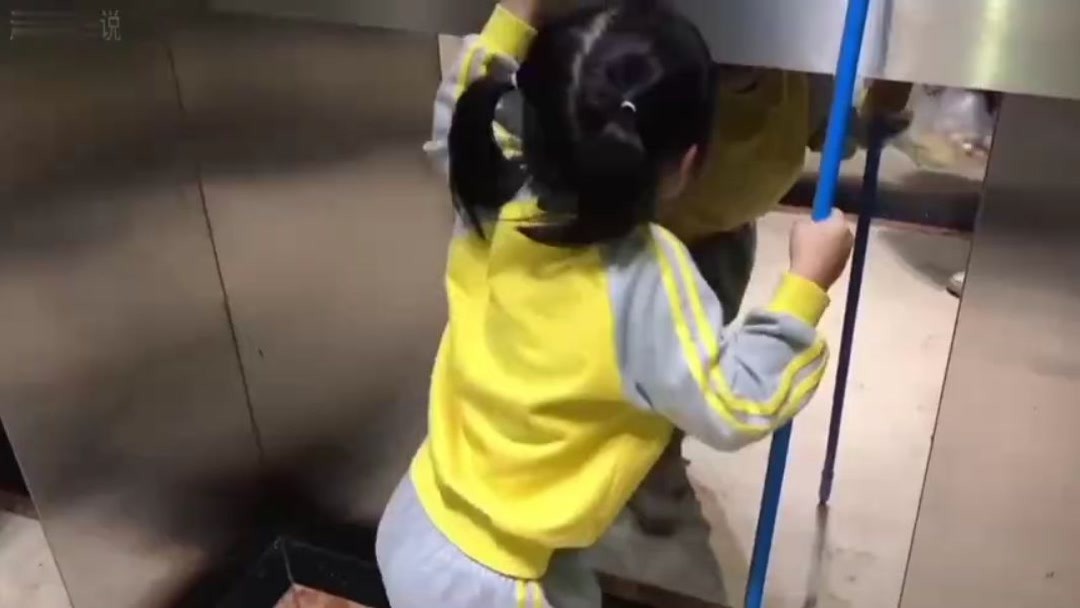 5岁孩子憋尿,憋不住了。忍不住拉了,结果裤子都脏了,嚎啕大哭!