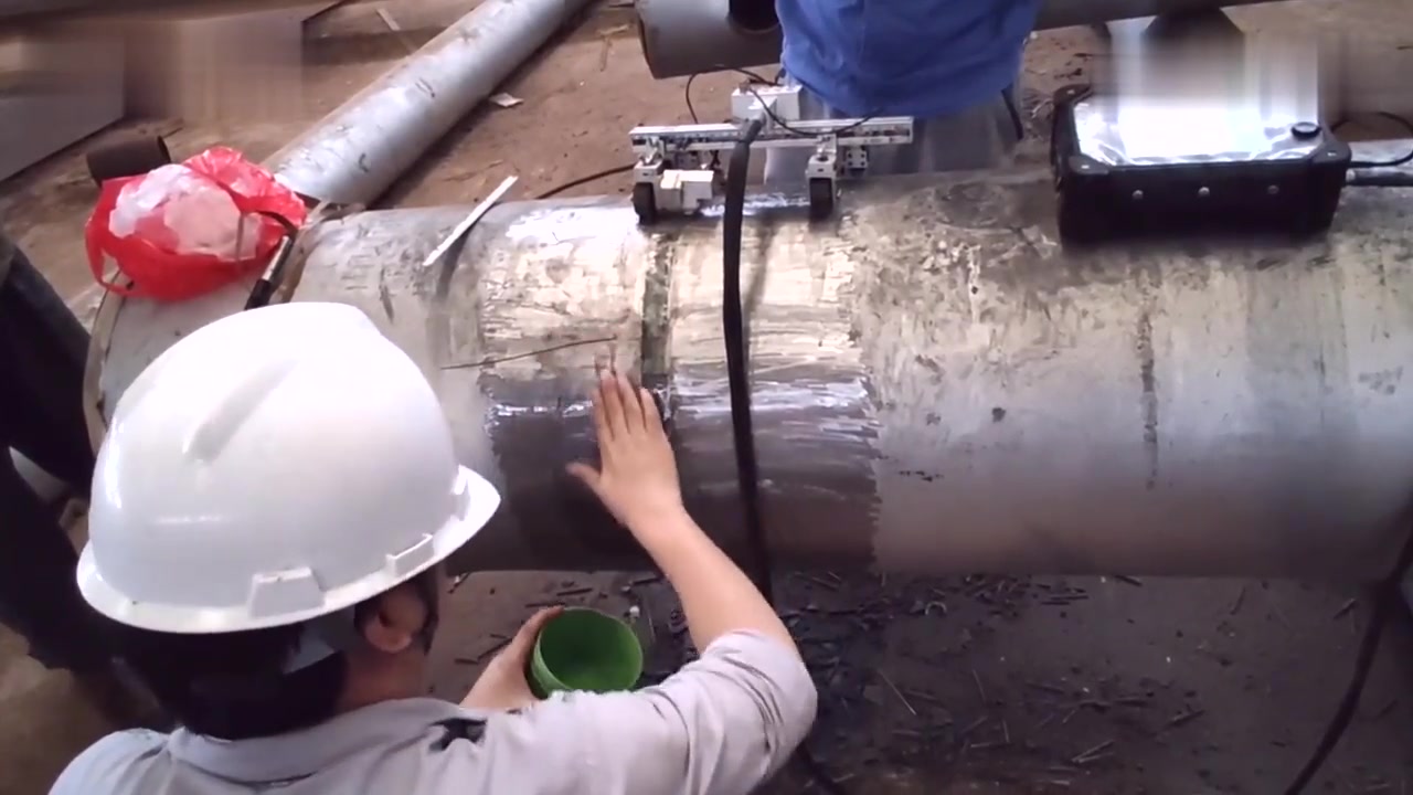 探伤人员检测厚壁管道焊口