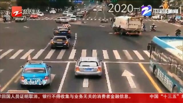 撞了! 轿车和电动车双双闯红灯