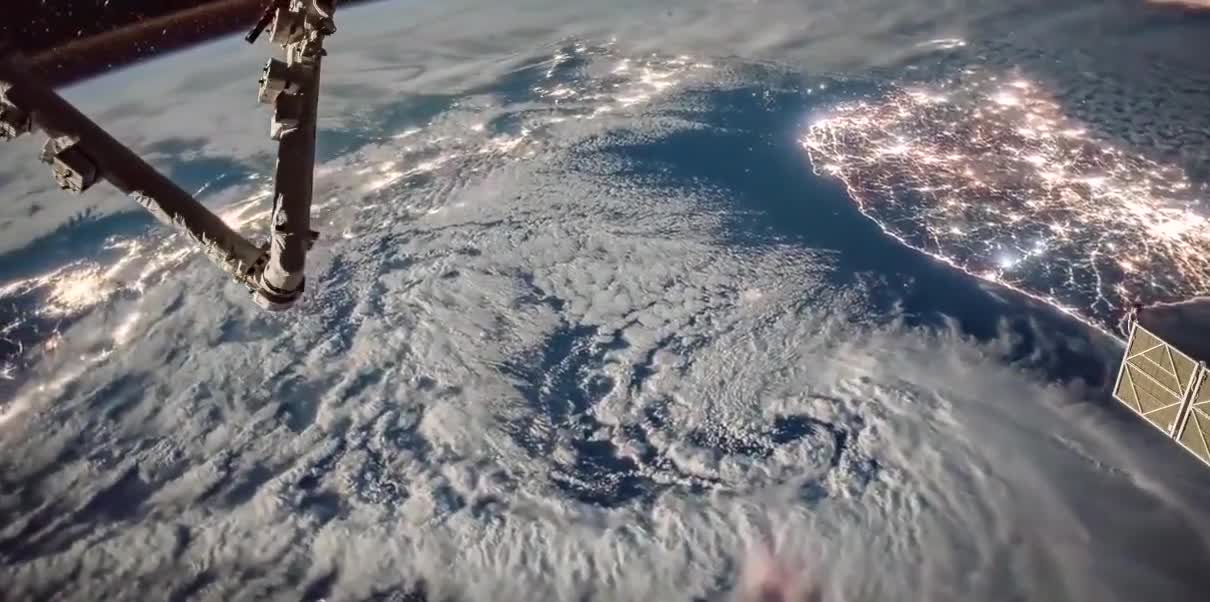 太空看地球太美了!宇宙飞船机械臂绕拍地球,每帧画面都让人沉醉