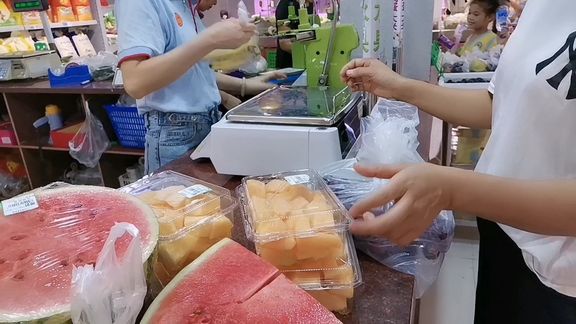 周日逛商场衣服 、水果、面包应有尽有,阿莉抢购的手都软了!