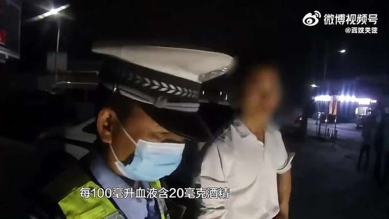 【兴奋过头[捂脸] 大喜之日新郎酒驾进了交警队 】 9月27日晚上,黔西南...