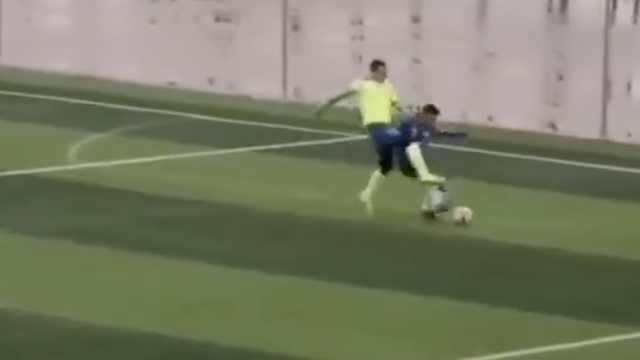 曝重庆业余足球联赛一球员飞踢对手,足协:从重从严追加处罚