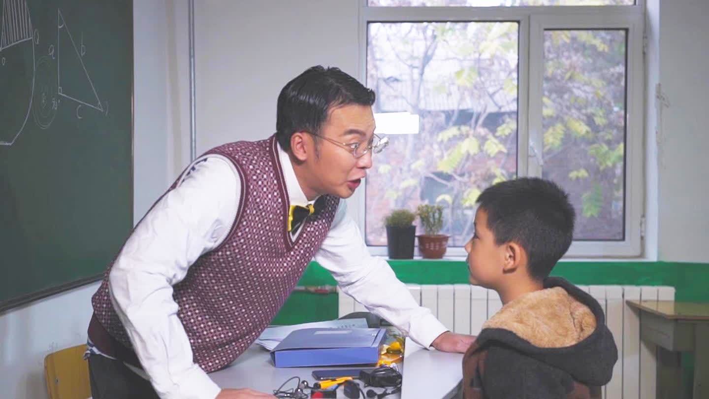 小学生上课公然睡觉,老师发现后安排同学提醒,一出手差点笑喷!