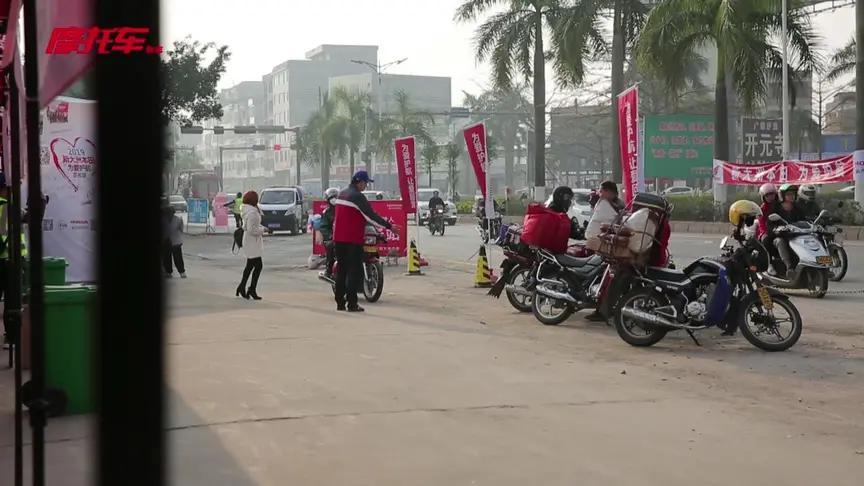摩托车返乡途中,这些人一直在为陌生的他们提供服务!