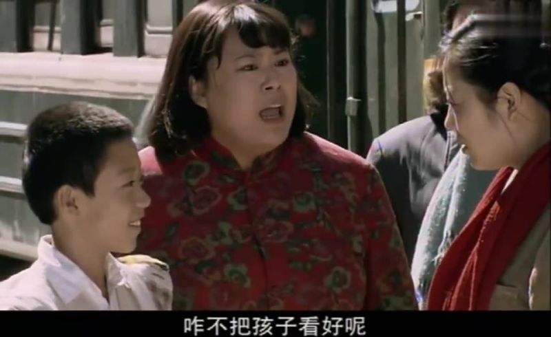 父母带着俩孩子坐火车,为了找大儿子,不料把小儿子也丢了