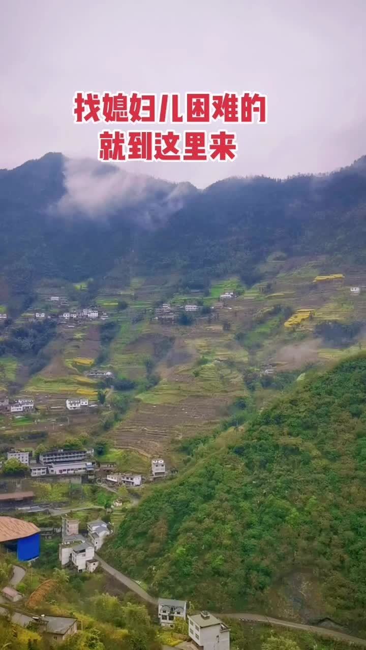 女多男少的村庄,女孩天天砍柴,挑粪,看牛,喂猪,从来没有出去打工,不...