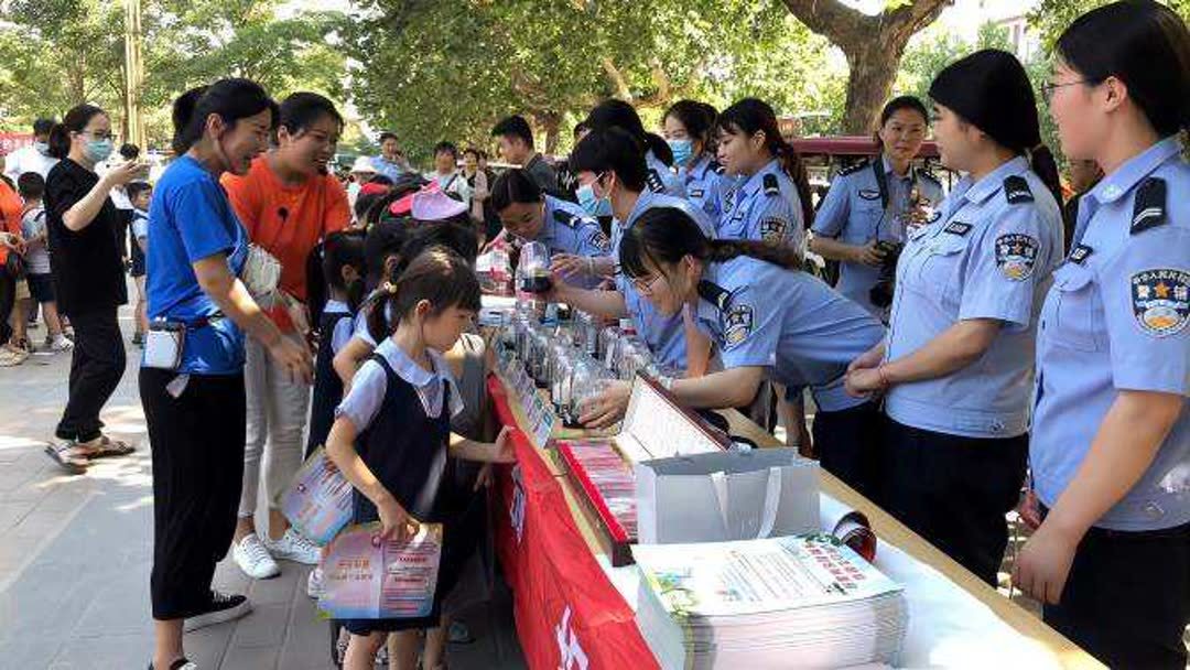 全民禁毒要从小抓起,长垣禁毒民警为幼儿园小朋友讲解毒品的危害