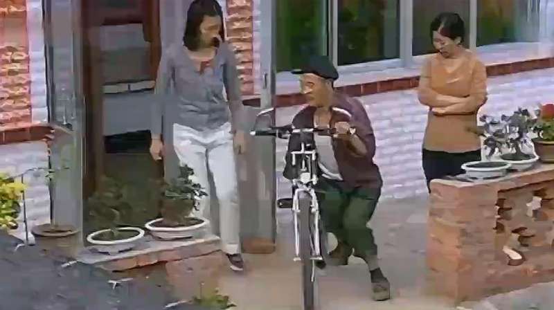 赵四教刘英骑自行车,人蹲车一边练掌握平衡,赵四这姿势太搞笑了