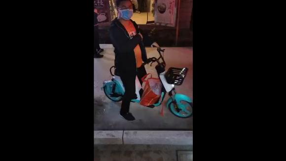 邓老师亲自去取高中数学资料,骑的是青桔电动车!
