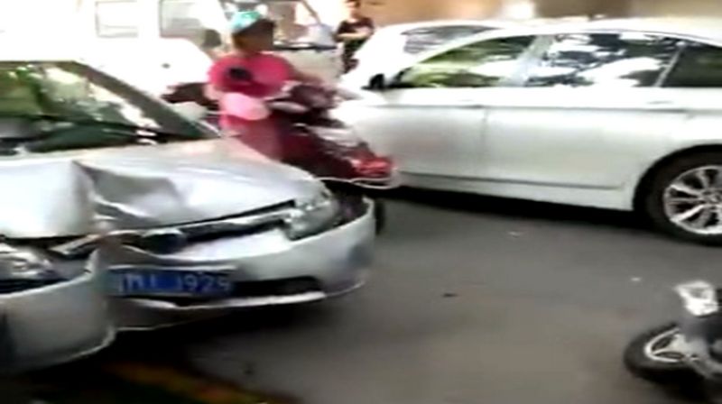 看看这辆汽车追尾电动车 被撞成这样的!