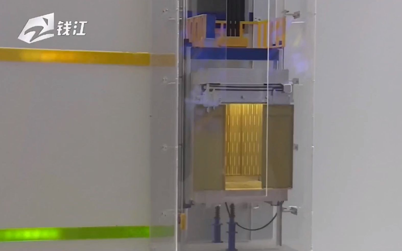 电梯安全科普行动:被困电梯怎么办?切忌强行撬开轿厢门爬出电梯