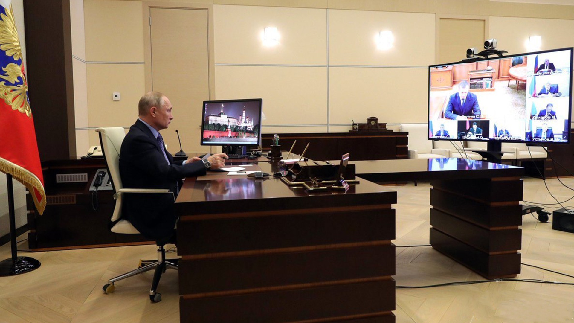 普京远程办公什么样?办公桌布置简朴,一物件抢眼