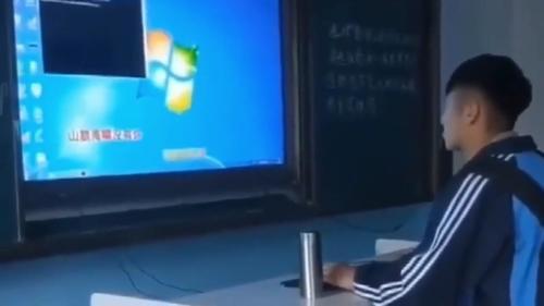 来自班里黑客的高端操作,一行代码居然让电脑变成这个样子,真的是...