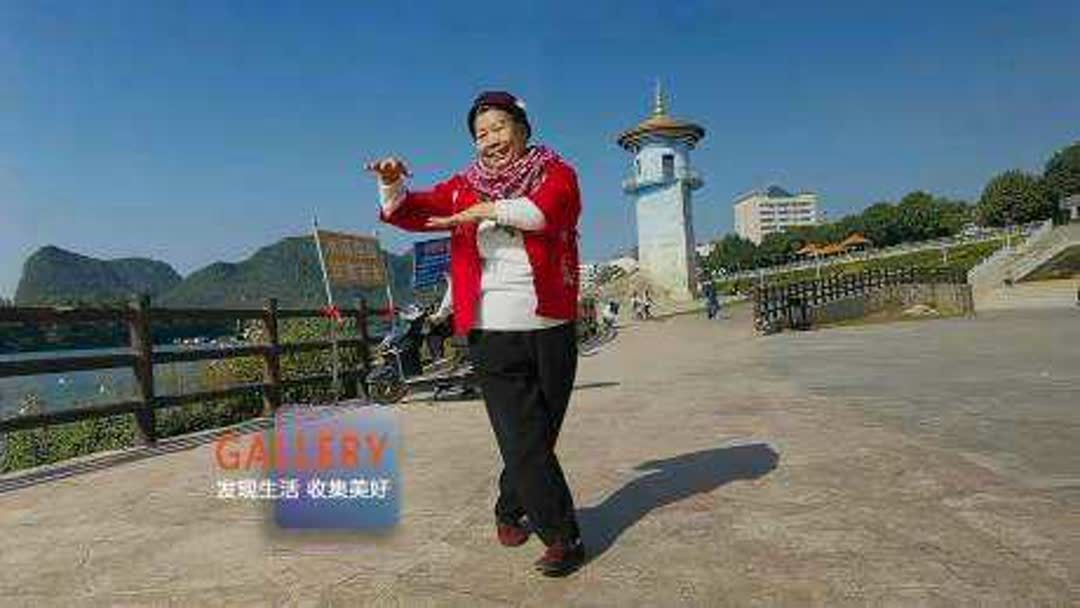 76岁的老妈回扶绥办刷脸认证,顺便到大江吹吹风