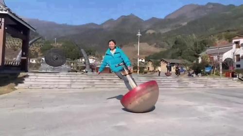 最近网上爆火的不倒翁,这玩起来还真有点怕它会倒,不知道你们挑战过吗?