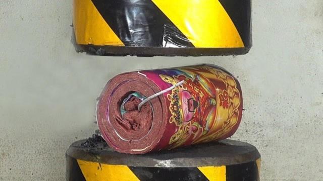 巨型鞭炮能抗住液压机的洗礼吗?老外亲测,画面让人不可思议!