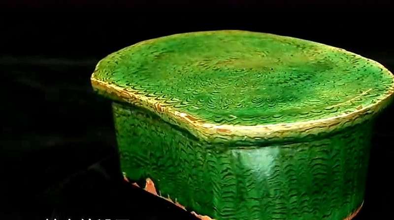 男子拿玉枕来鉴宝,称跟圈里的研究过是唐代的,结果让他尴尬不已