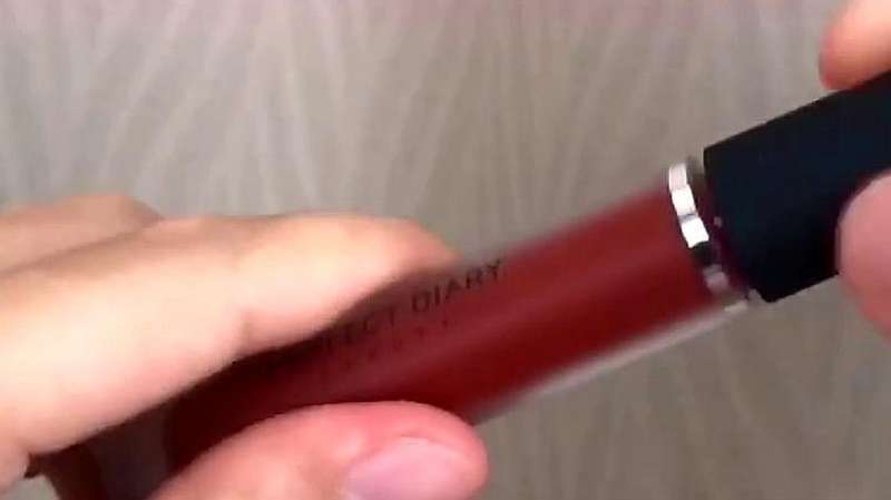 完美日记唇釉试色,这才是真正的血红色,新手也能驾驭!