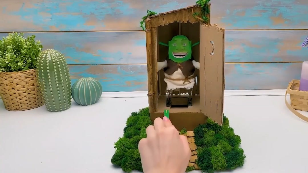 山姆小手工:苏要用纸板做出史瑞克怪物存钱筒,是个秘密存钱筒哦