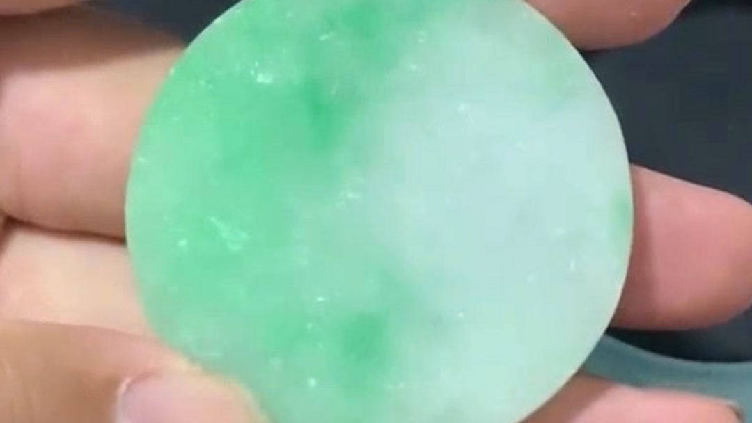 翡翠真货都被照成了假货,用紫光灯来辨别翡翠真假,你选对波长么