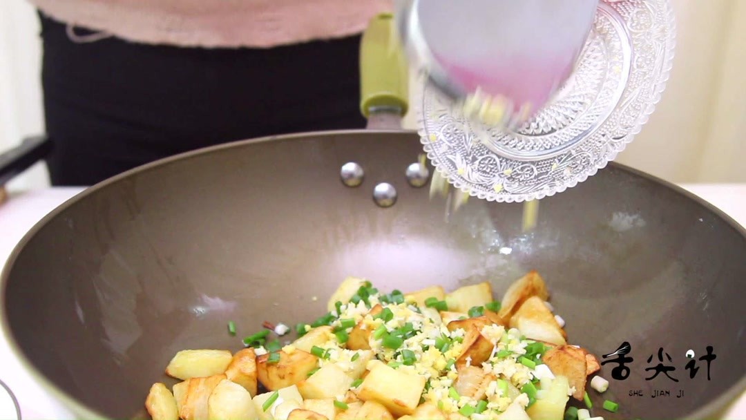 香喷喷的油炸土豆,教你在家做出来、全家抢着吃,成本3元都不到