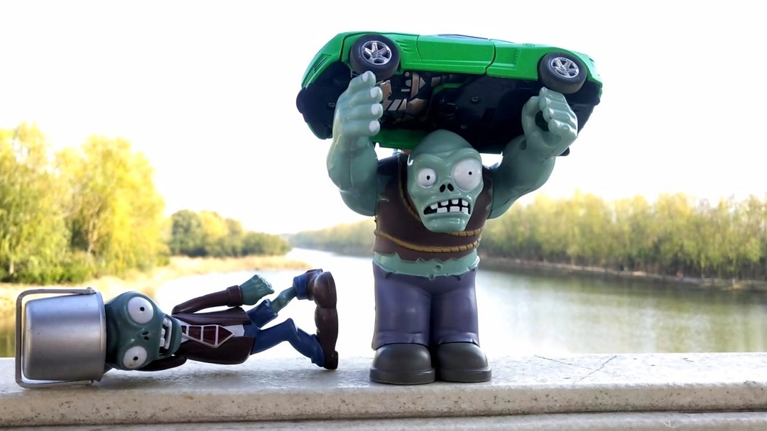 铁桶僵尸外出找吃的被撞,汽车肇事逃逸,巨人老大替铁桶讨公道