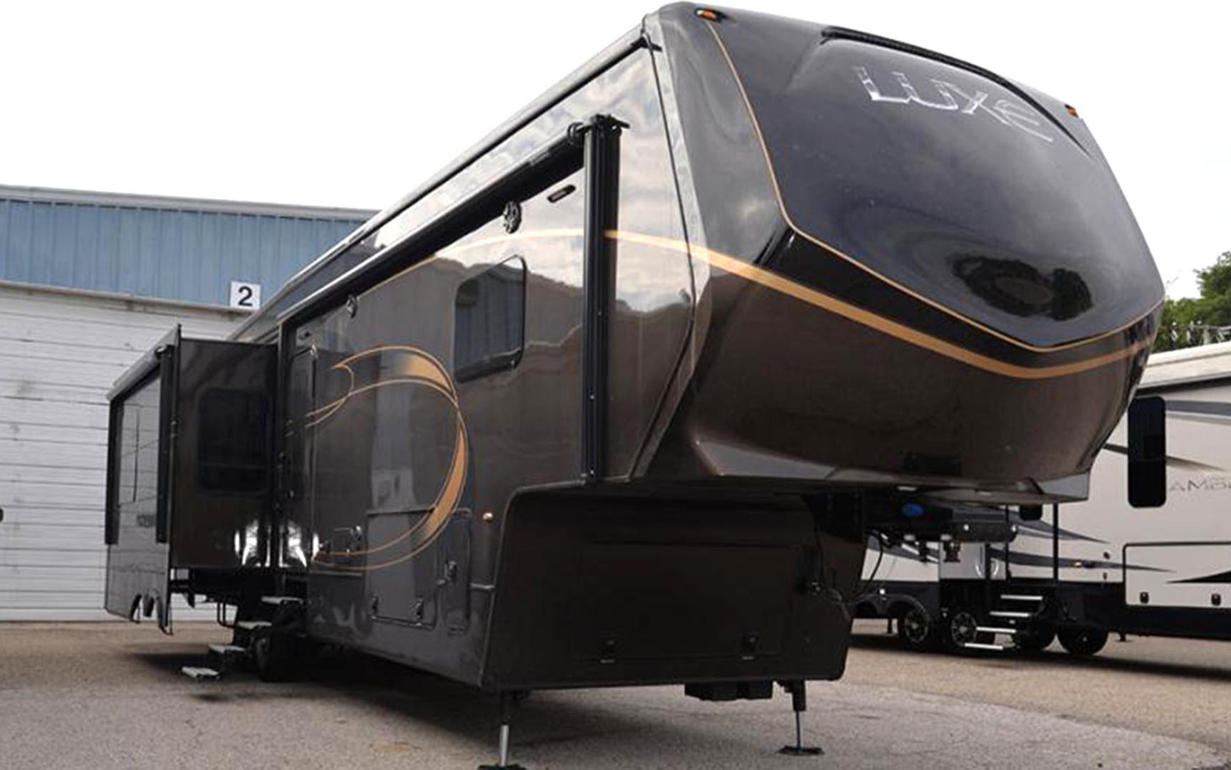 移动房车堪比豪装两室一厅,80万到底贵在哪?