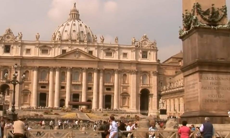 世界上面积很小的一个国家,男女比例不均衡,还是一个圣城