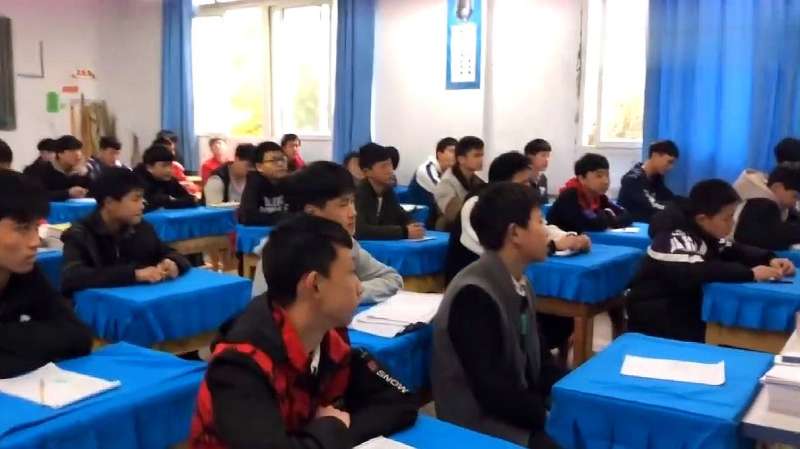 听到毕业班的学生们唱这首歌,一份不舍一份盼望,我泪奔了