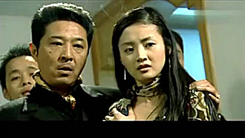 红蝎子:陌生男子硬闯美女家门,男子:我今天给你长点记性,把衣服给剪了!