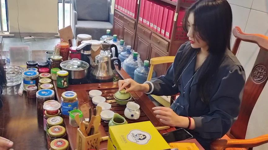 幺妹菜的客户,风雨无阻,客户上门拜访直接定了两百箱走