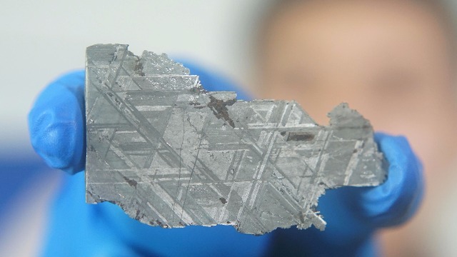 来自外太空的神秘铁块,显微镜下放大50倍一探究竟