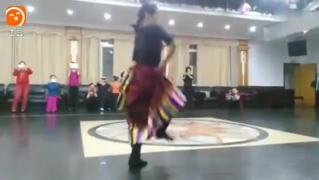 藏舞洗衣歌潘玲老师正面