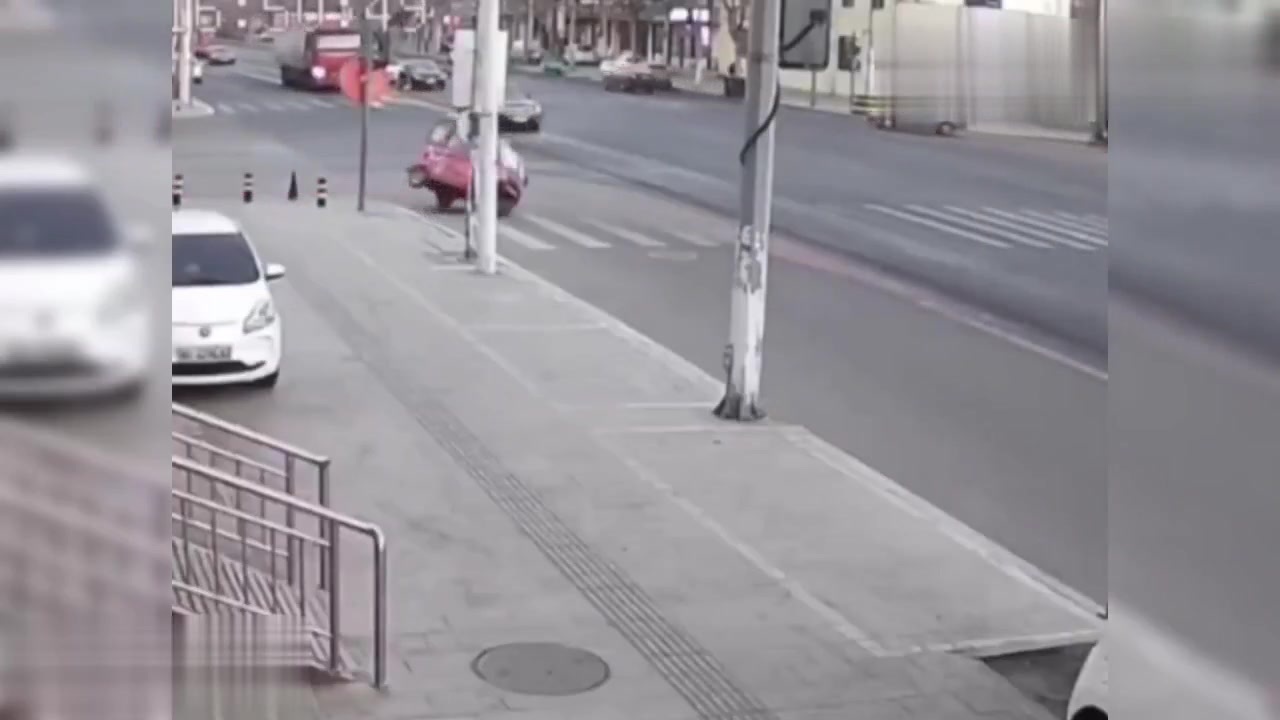 电动车快速转弯不料吓坏后方小车