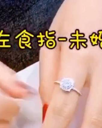 刚才试了一下玩手机用小指托着手机底部,好像确实能让手机稳固一些,...