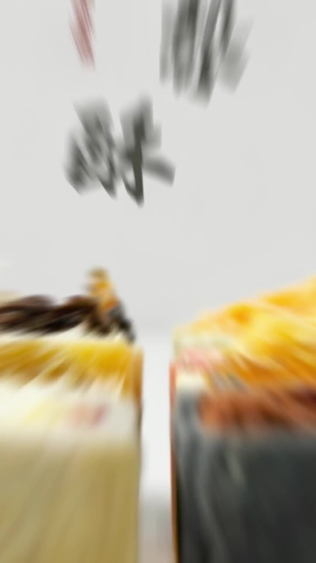 来看看会设计的摄影师给甜品拍的白底照片