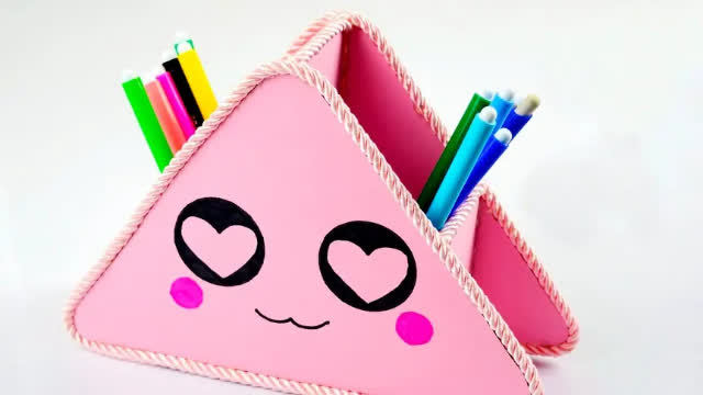 手工制作的卡通笔筒,方法简单,假期陪孩子一起做手工